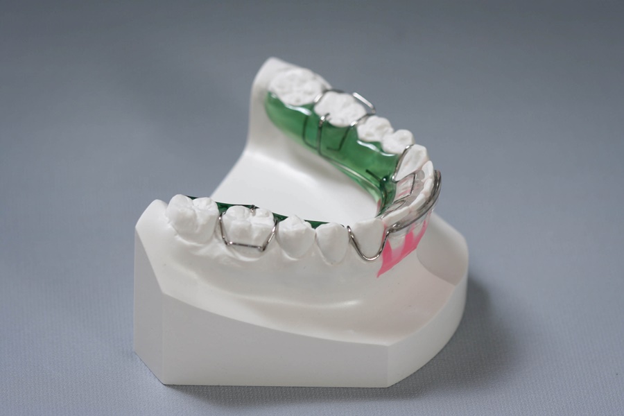 Spring with Hawley Retainer – STAALAB