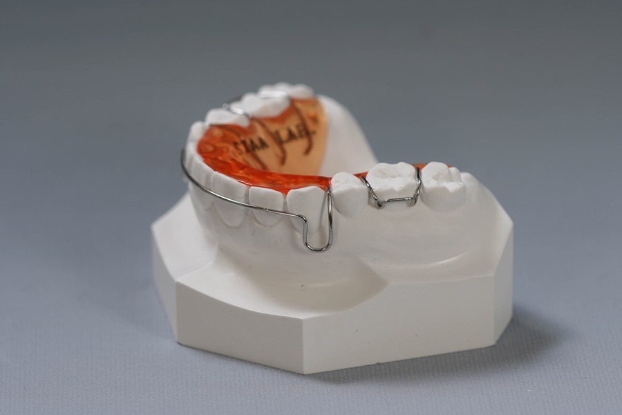 Hawley with Anterior bite plate – STAALAB